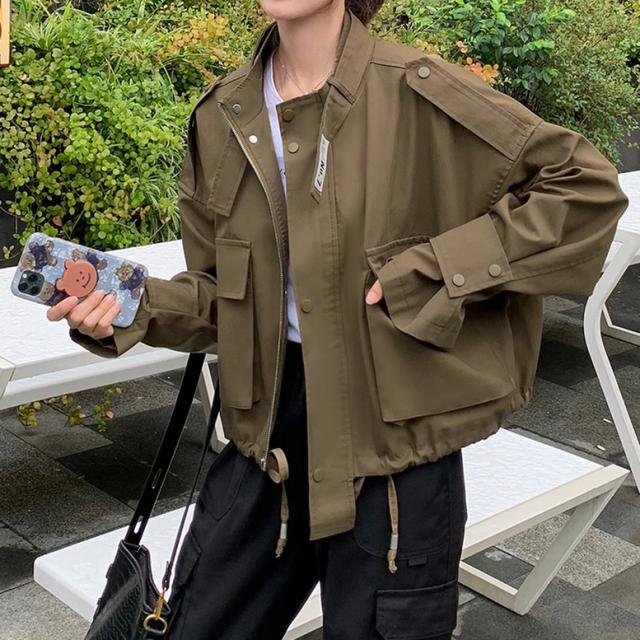 ストラップ袖ジャケット アウター レディース ジャケット ブルゾン 袖コンシャス ハイネック ポケット付き ウエスト紐 ドロップショルダー ミリタリージャケット 茶色 ブラウン 大人可愛い きれいめ 上品 エレガント ガーリー マニッシュ ルーズ キュート 大人女子 おしゃれ