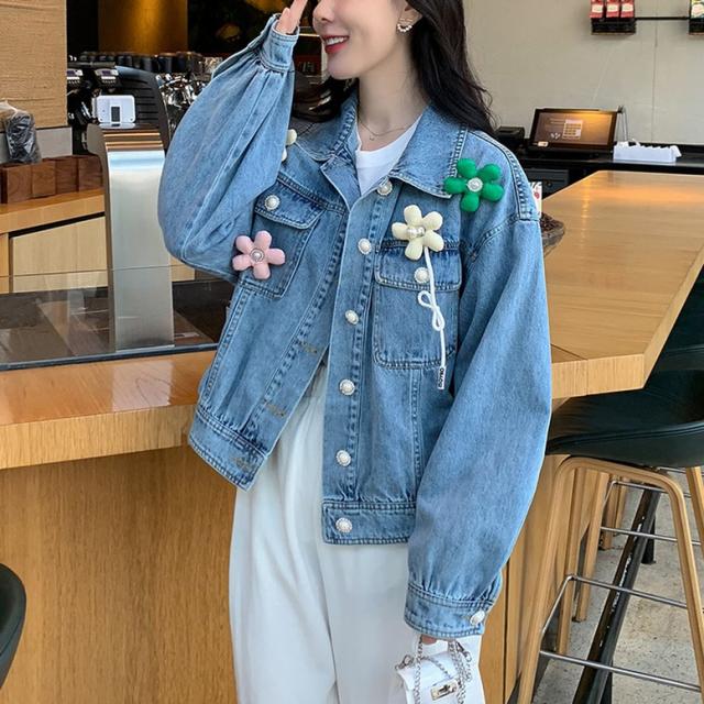 フラワー付きデニムジャケット アウター レディース ジャケット デニムジャケット お花付き パールボタン 襟付き ミディアム丈 デニム Gジャン ライトアウター フェミニン 青 ブルー 大人可愛い きれいめ 上品 エレガント ガーリー マニッシュ ルーズ キュート レトロ