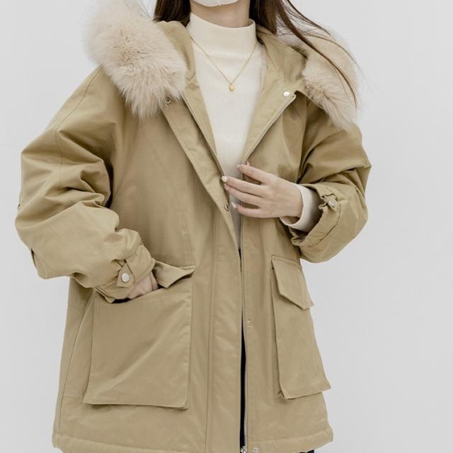 アウター ジャケット 裏ボア ファー もこもこ ふわふわ フード付き レディース 長袖 エレガント 上品 きれいめ 高級感 かわいい 大人可愛い オシャレ お洒落 シンプル カジュアル モダン シック トレンド 韓国 流行 春 秋 冬 前開き ファスナー ポケット ブラウン 茶色