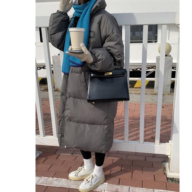 アウター レディース ロングダウンジャケット コート 長袖 スタンドカラー 英字ロゴ Iライン もこもこ モコモコ ポケット ファスナー ジップアップ 前開き かわいい 大人可愛い シンプル カジュアル おしゃれ お洒落 かっこいい こなれ感 ラフ メンズライク スポーティー