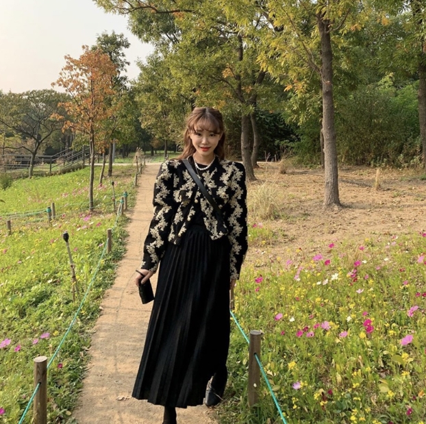 レトロ風 セットアップ カットソー ロングスカート プリーツスカート ミモレ丈 袖あり 長袖 襟なし プリーツ ポケット 上下セット 2点セット お得 大人可愛い 上品 お洒落 レトロ アジアン 大人女子 ルーズ 個性的 存在感 ニッチ 柄 秋 冬 謝恩会 20代 30代 40代 レディース