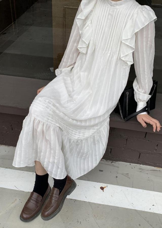 ラッフルフリル ドレス ロング丈 Aライン ティアード おしゃれ 肩フリル かわいい たっぷりフリル シャツワンピ  チュニック ラブリー カジュアル シーズンレス レディース フレンチガーリー スタイルアップ ロマンティックコーデ ゆったり 無地 ホワイト ブラック