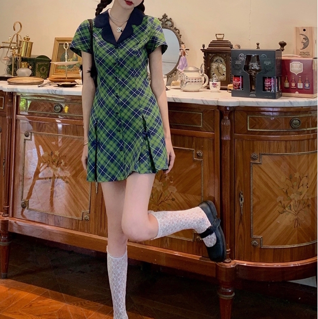 ワンピース ミニ丈 半袖 襟付き かわいい カジュアル お洒落 レトロ ラブリー キュート ガーリー 花柄 小花柄 チェック柄 春 秋 10代 20代 レディース 女性用 学生 通学 デート お出かけ 女子会 休日 イベント 旅行 高原 ホテル レストラン ファッション コーデ スタイル モテ