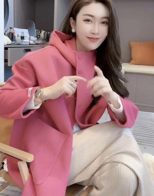 アウター コート 上着 膝上 袖あり 長袖 ドロップショルダー ワイド フード付き ポケット 前開き ウール かわいい 大人可愛い きれいめ シンプル カジュアル おしゃれ お洒落 大人女子 こなれ感 ラフ ルーズ 主役級 存在感 抜け感 無地 秋 冬 10代 20代 30代 40代 50代 60代