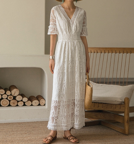 レースワンピース ワンピドレス ロング丈 マキシ丈 袖あり 5分袖 Vネック スリム Iライン スマート レース 大人可愛い きれいめ 大人 上品 おしゃれ ガーリー 主役級 春 夏 デート お出かけ パーティー イベント リゾート ホワイト