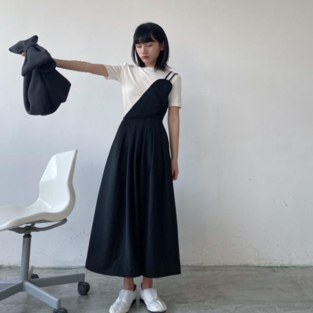 キャミソールワンピース ワンピース 白シャツ 袖なし フレア 切り替えデザイン シンプル こなれ感 個性的 モード系 無地 オールシーズン お出かけ 着回し 重ね着 トレンド 黒 ブラック