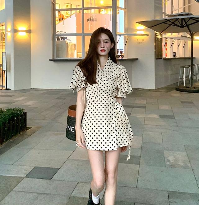 ワンピース シャツワンピース ミニ丈 ショート丈 袖あり 半袖 パフスリーブ Vネック カシュクール 襟付き タイト リボン ウエストマーク ウエストリボン 前開き 大人可愛い きれいめ シンプル おしゃれ お洒落 キュート ガーリー ドット柄 水玉 春 夏 秋 10代 20代 30代