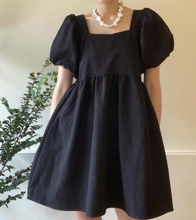 ワンピース フレアワンピース ミニ丈 ショート丈 膝上 袖あり 半袖 パフスリーブ スクエアネック 襟なし フレア Aライン かわいい おしゃれ お洒落 キュート ガーリー 柄 春 夏 誕生日 10代 20代 レディース 女性用 女の子 学生 デート お出かけ 休日 イベント リゾート 旅行