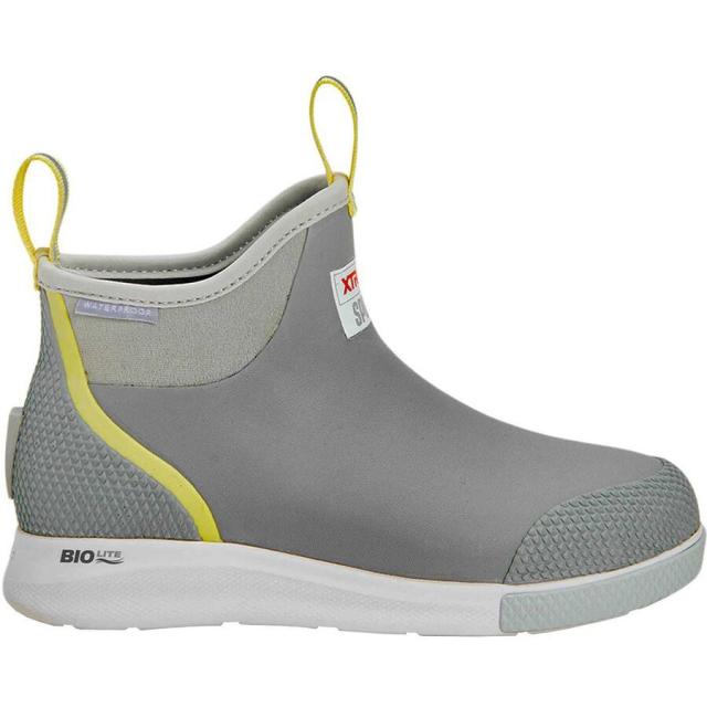(取寄) エクストラタフ レディース アンクル 6インチ スポーツ デック ブーツ - ウィメンズ Xtratuf women Ankle 6in Sport Deck Boot - Women's Gray/Yellow