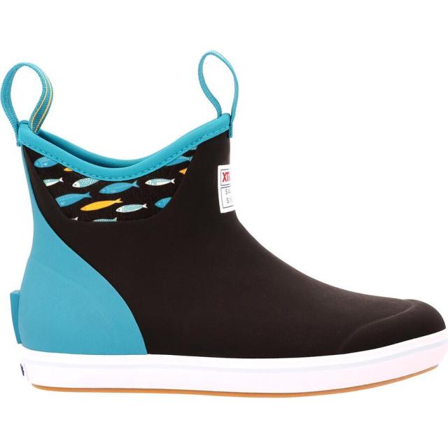 (取寄) エクストラタフ レディース アンクル サーモン シスターズ 6インチ デック ブーツ - ウィメンズ Xtratuf women Ankle Salmon Sisters 6in Deck Boot - Women's Black/Tails and Scales