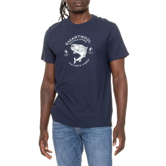 (取寄) スマートウール トラウト フィッシング グラフィック T-シャツ - メリノ ウール, ショート スリーブ SmartWool Trout Fishing Graphic T-Shirt - Merino Wool, Short Sleeve Deep Navy