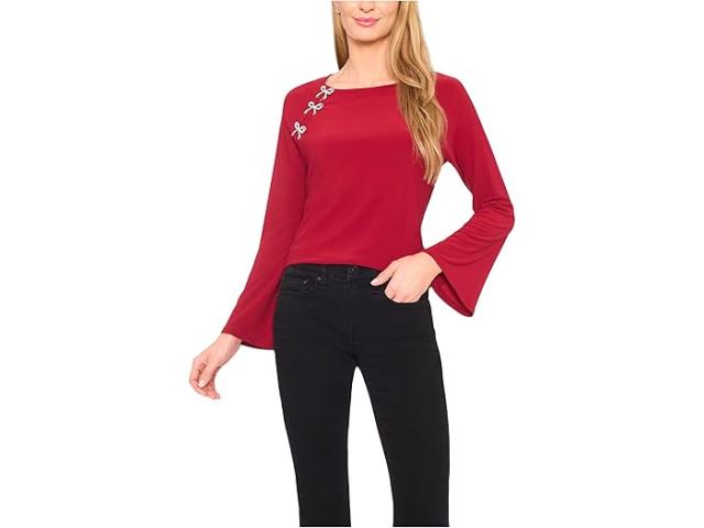 (取寄) シーシー レディース パール ボウ アップリケ ロング スリーブ ニット トップ CeCe women Pearl Bow Applique Long Sleeve Knit Top Mulberry Red
