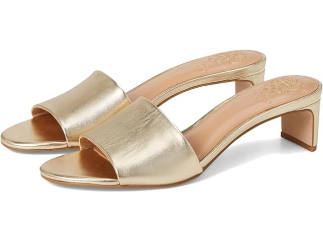 (取寄) ヴィンスカムート レディース ヒールド スライド サンダル Vince Camuto women Linanna Heeled Slide Sandals Egyptian Gold