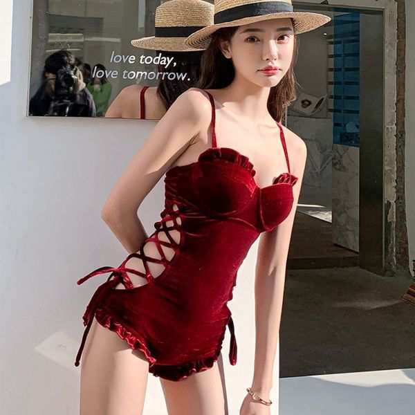 水着 レディース 3色 ワンピース水着 レッド ブラック ピンク オールインワン ベロア ベルベット ストラップ フリル サイドオープン リボン ミニマル スタイル 着痩せ 体型カバー きれいめ かわいい 大人可愛い レトロ おしゃれ