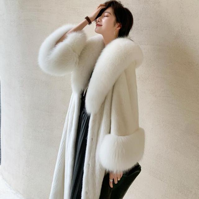 ファーコート ボリューム冬新作フェイクファー 秋冬服 カジュアル暖かい フェイクファーレディースフード付きロング丈もこもこ