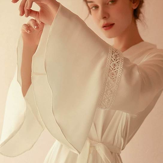 ナイトウエア ナイトガウン バスローブ パジャマ ミディアム丈 袖付き 長袖 ベルスリーブ 襟なし 前開き ウエストリボン シルク 刺 かわいい 大人可愛い きれいめ カジュアル 大人 上 シンプル