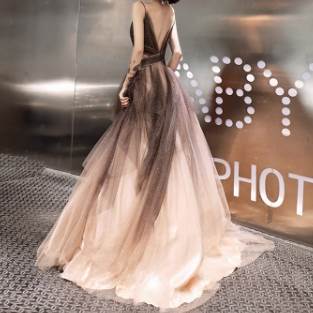 レディース ドレス 衣装 結婚式 披露宴 ウエディングドレス ロングドレス ステージドレス カラードレス ロング丈 袖なし Vネック プリンセス セミフレア レース フリル バックシャン 透け感 刺繍