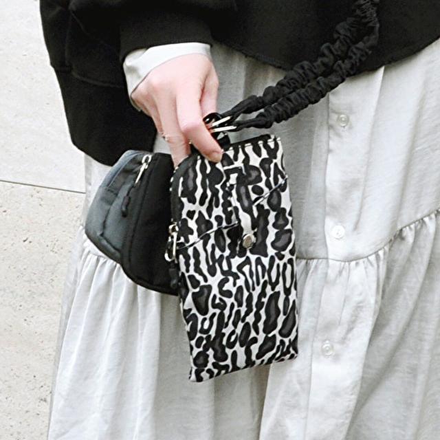 カシュカシュ（cache cache）/【ユニセックスで使える】カシュカシュ cachecache バンジーコードナイロンスマホショルダーの通販はau PAY マーケット - Brand ...