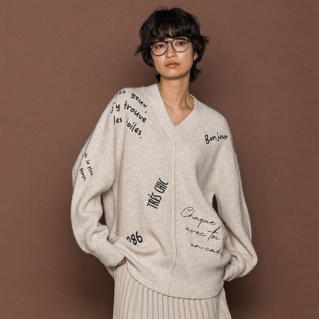 メイソングレイ（MAYSON GREY）/メッセージ刺繍Vネックニットプルオーバー≪手洗い可能≫