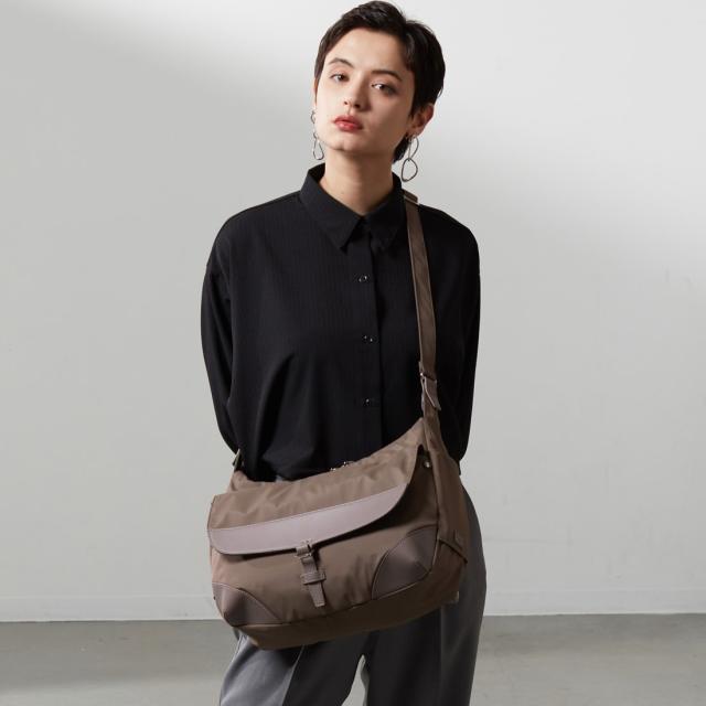 イザック（Y’saccs）/ミリタリーフラップショルダー　Mサイズ