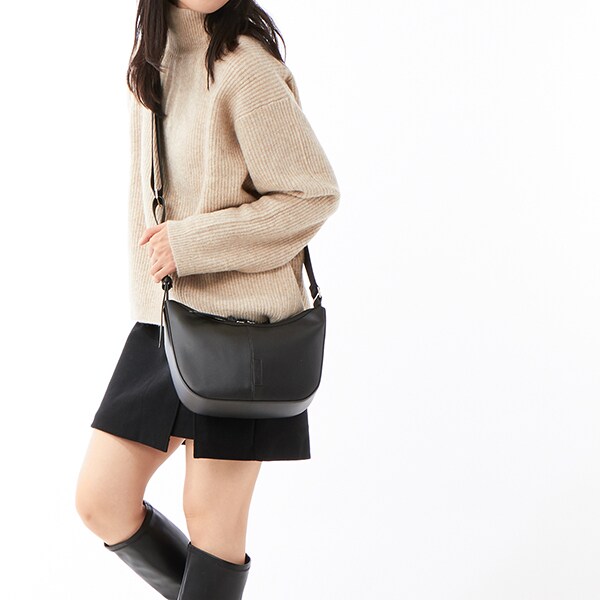 イザック（Y’saccs）/ハーフムーンボディショルダーバッグ