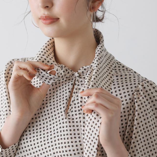 ラ・クープ（LACOUPE）/幾何学柄ボウタイブラウスの通販はau PAY
