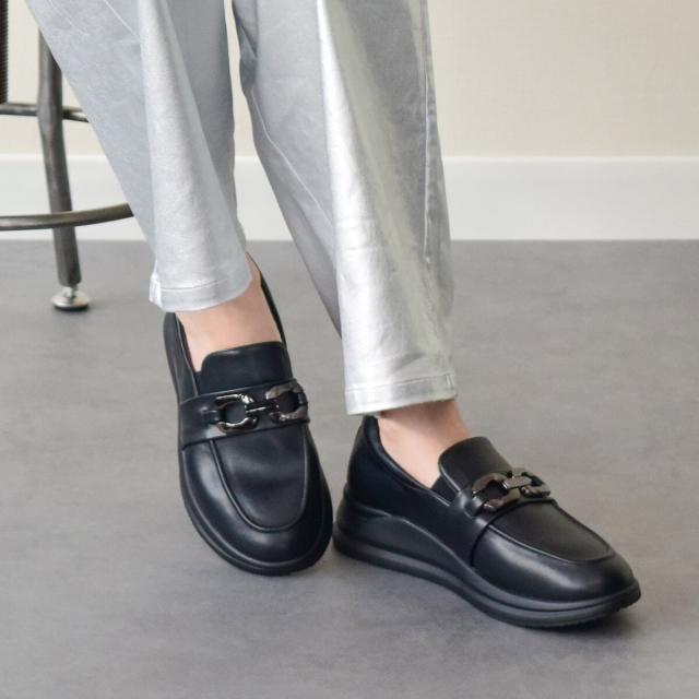 ラウンドアバウト（Round About）/25秋冬新作◆Round About◆4cmヒール◆メタル飾りローファースニーカー