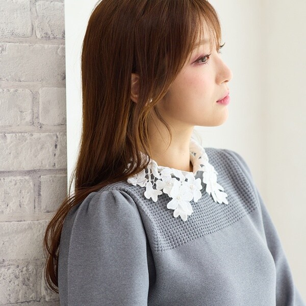 ローズティアラ（Rose Tiara）/フラワー襟付ホールガーメントニット