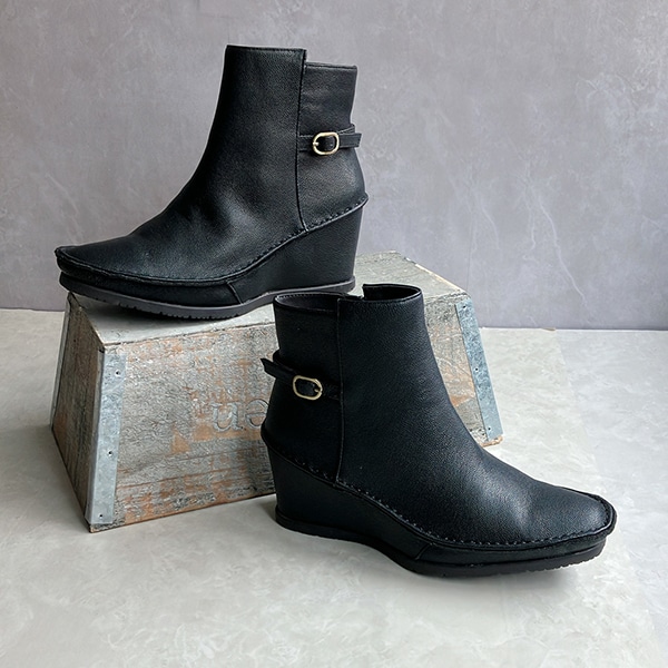 ヒナ デイ グリーン（Hina Day Green）/【25秋冬新作】ポインテッドトゥ ウェッジソール ストラップデザイン レザーショートブーツ