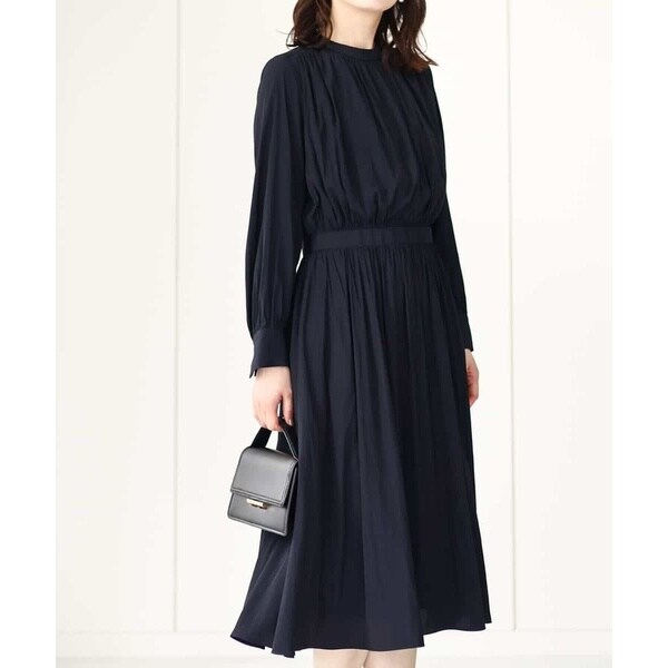 オフオン（OFUON）/【WEB限定選べるサイズS−L/洗える】パウダーサテンギャザーワンピース