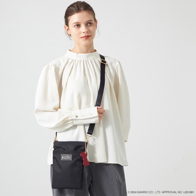 ラ バガジェリー（LA BAGAGERIE）/【LA BAGAGERIE×HELLO KITTY】リボンチャーム付き　スクエアポシェット