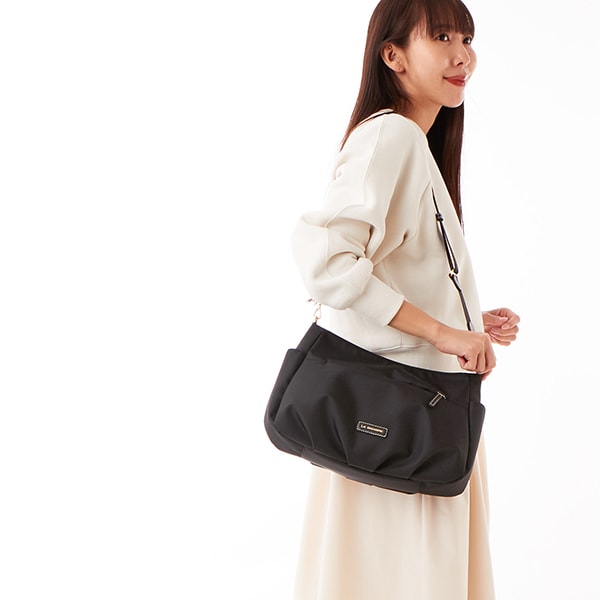 ラ バガジェリー（LA BAGAGERIE）/ポリエステルキャンバス　タックショルダー