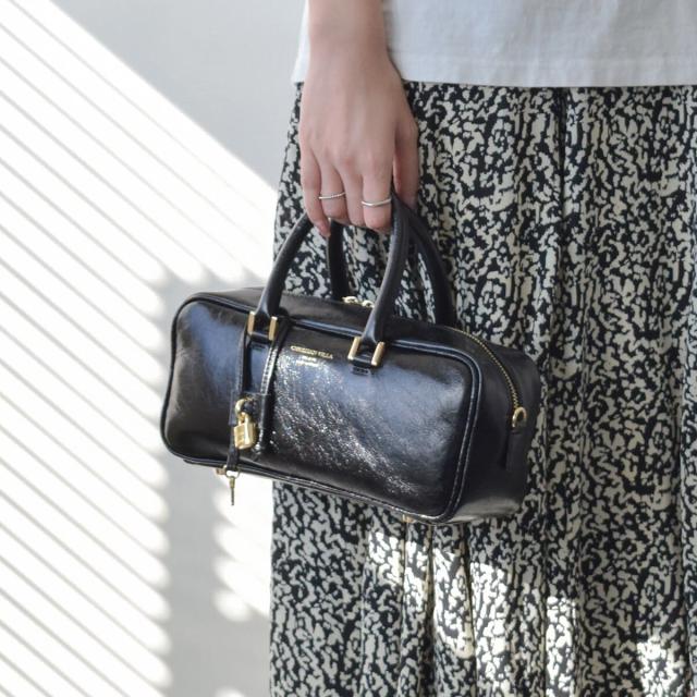 クリスチャンヴィラ（CHRISTIAN VILLA）/CHRISTIAN VILLA◆チャーム付きレザーハンドル横長バッグ