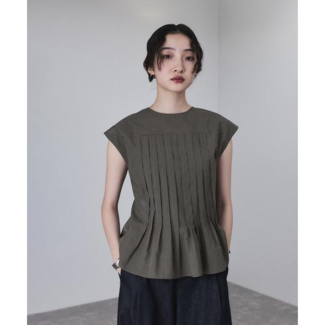 アダムエロペ（ADAM ET ROPE’）/【サステナブル】タックフレアジレブラウス