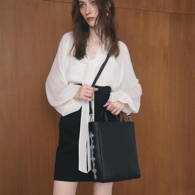 トプカピ（TOPKAPI）/シュリンクレザー レース 刺しゅう ショルダー付 トートバッグ