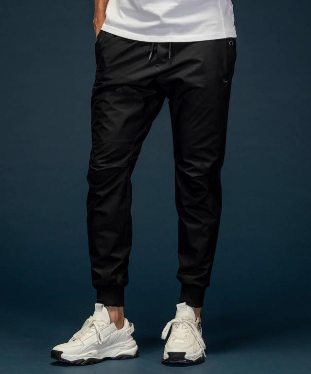 ウノピゥウノウグァーレトレ リラックス（1PIU1UGUALE3 RELAX）/1PIU1UGUALE3 RELAX × +phenix ジョガーパンツ ウィンドストッパー