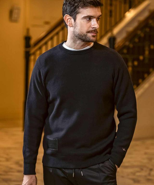 ウノピゥウノウグァーレトレ リラックス（1PIU1UGUALE3 RELAX）/1PIU1UGUALE3 RELAX レザーパッチクルーネックニット