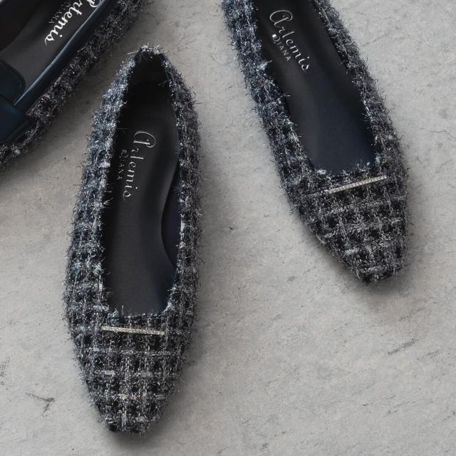 アルテミス by ダイアナ（artemis by DIANA）/【片足130g】軽量　ラインストーンバー　スクエアカットフラットシューズ