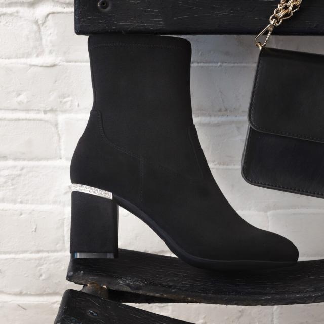 アルテミス by ダイアナ（artemis by DIANA）/【25秋冬新作】ビジューヒール　ストレッチショートブーツ