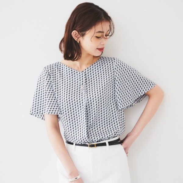 アンタイトル（UNTITLED）/【通勤二の腕カバー】ジオメトリック柄 Vネックブラウス