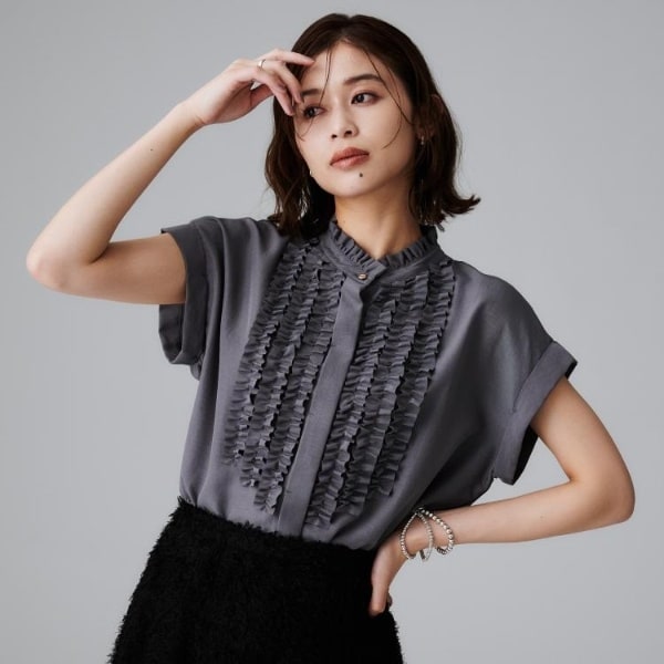 アンタイトル（UNTITLED）/スタンドネックフリルブラウス【吸水速乾UVケア】