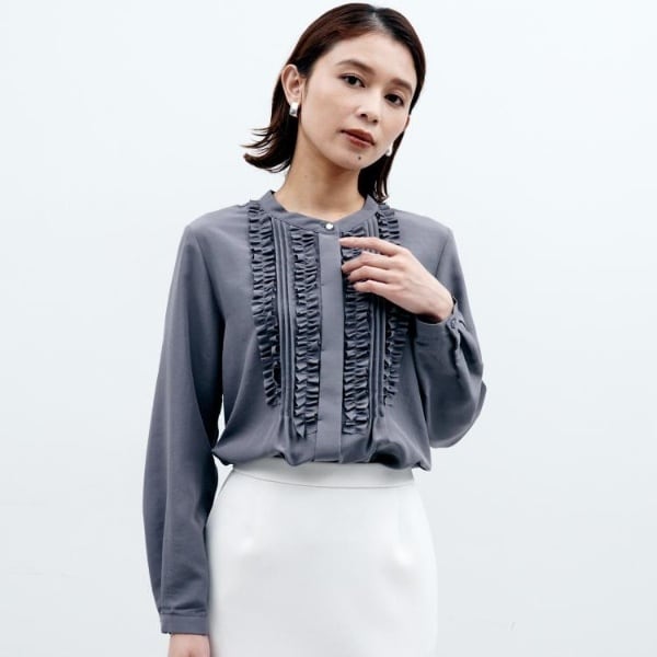 アンタイトル（UNTITLED）/【1枚で着映えオンオフ着回し】フリルサテンブラウス