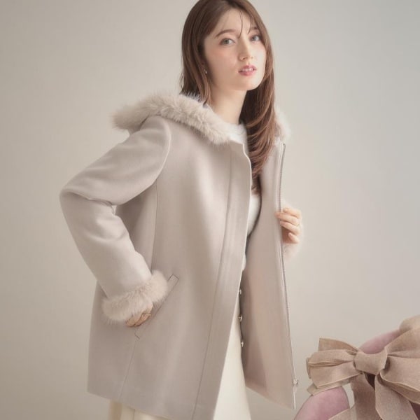 クチュールブローチ（Couture Brooch）/【大人可愛い・フード取り外し可能】フードフェイクファー ハーフ丈コート