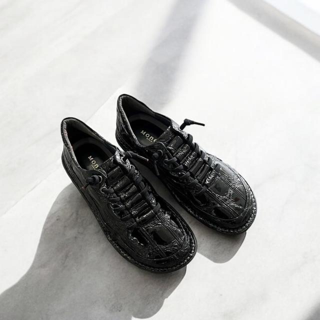 モネ（Monet）/【881404】クロコ型押し エナメル レースアップシューズ