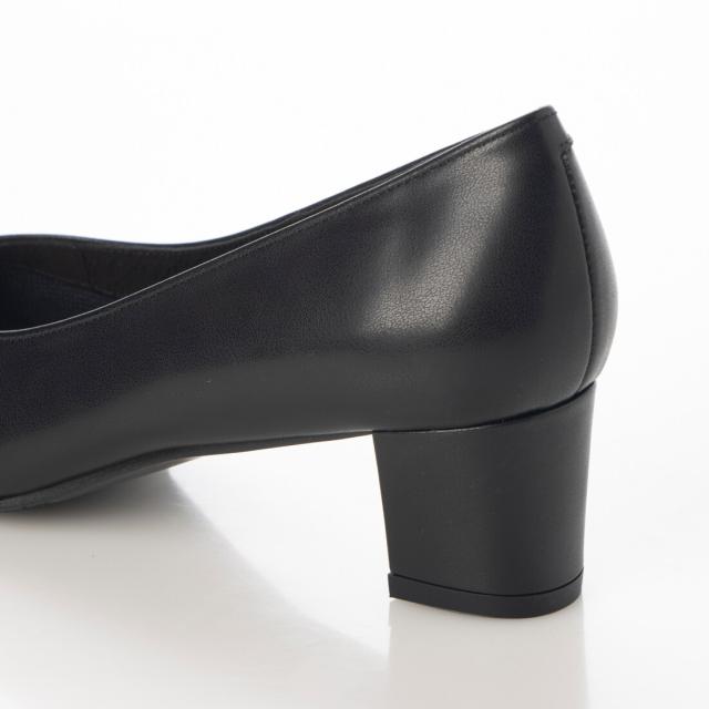 リズ・ラフィーネ（Riz raffinee）/Vカットポインテッドトゥパンプスの