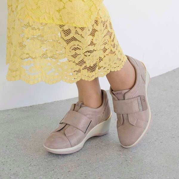 リズ・ラフィーネ（Riz raffinee）/ヒールアップベルトスニーカー