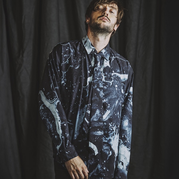 ノーアイディー（NO ID．）/ネクタイ付ネックギャザーBIG−SH（シャツ)