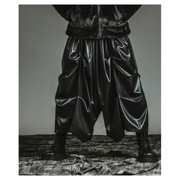 ノーアイディー（NO ID．）/シンセティックレザーリベットトラウザーズ