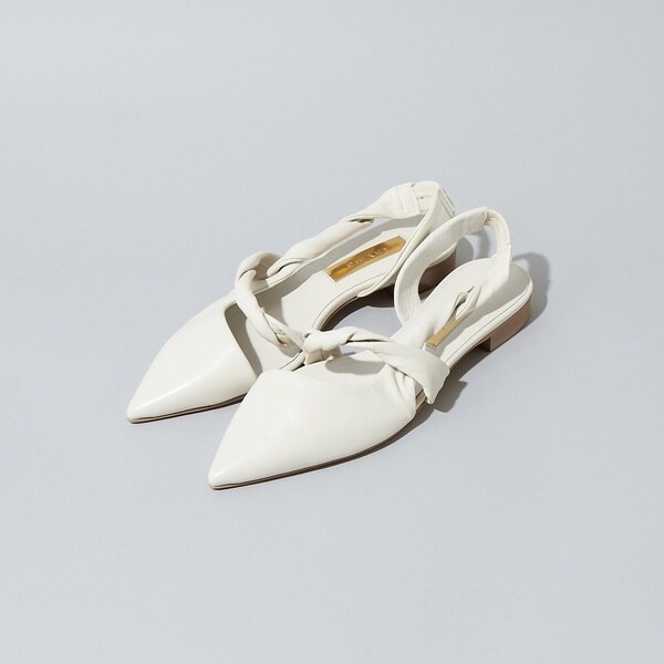 オゥ バニスター（Au BANNISTER）/thYme/ひねりストラップサンダル