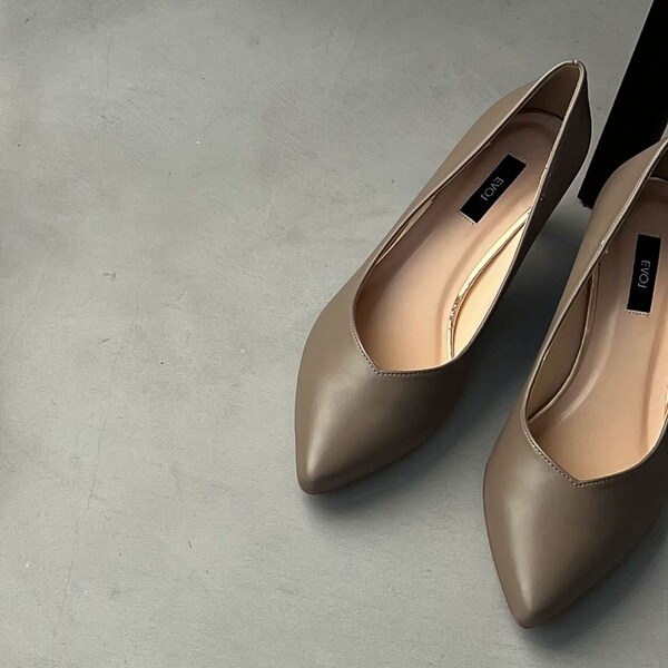 ドゥ アルシーヴ（Doux archives）/Ｖカットポインテッドトゥパンプス